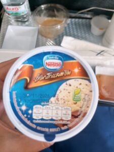 NH848便搭乗記バンコク→羽田空港。着陸前に永遠雲の中で揺れ揺れのフライト。 - サロンのhappy life!