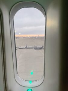 NH848便搭乗記バンコク→羽田空港。着陸前に永遠雲の中で揺れ揺れのフライト。 - サロンのhappy life!