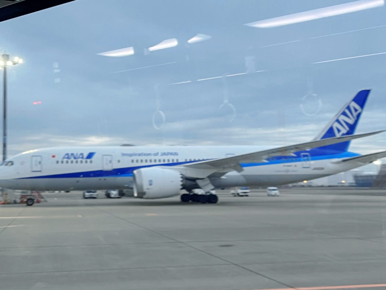 NH848便搭乗記バンコク→羽田空港。着陸前に永遠雲の中で揺れ揺れのフライト。 - サロンのhappy life!