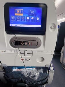 NH848便搭乗記バンコク→羽田空港。着陸前に永遠雲の中で揺れ揺れのフライト。 - サロンのhappy life!